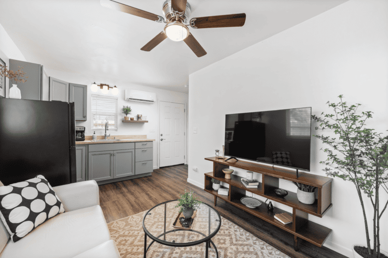 15 Insanely Cute Airbnb Room Decor Ideas - Landmark Hosts