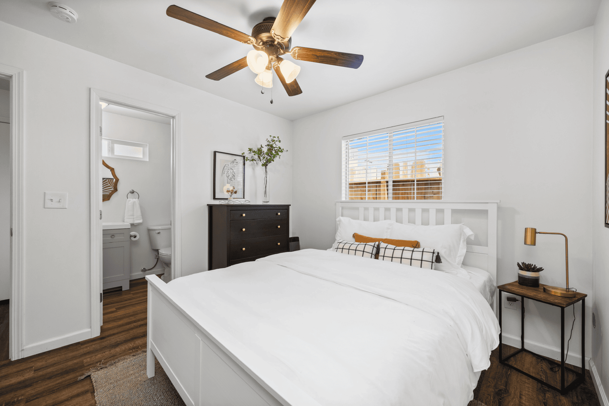 15 Insanely Cute Airbnb Room Decor Ideas - Landmark Hosts